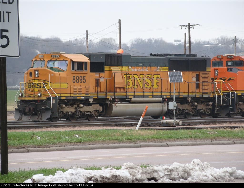 BNSF 8895